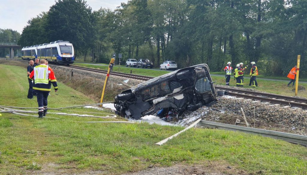 Zug kollidiert mit PKW: Eine Person tödlich verletzt – ems TV